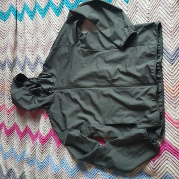 Uniqlo | Jackets & Coats | Uniqlo Water Repellant Uv Protection Light Shell Medium Forest Green ...